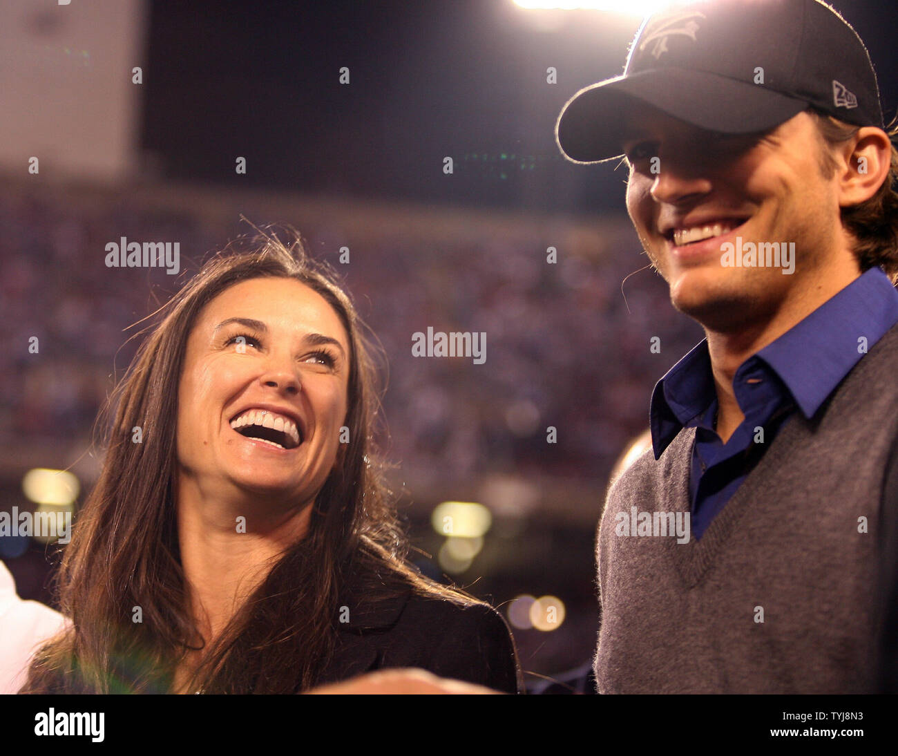 Demi Moore and Ashton Kutcher smile and stay close to each other on the ...