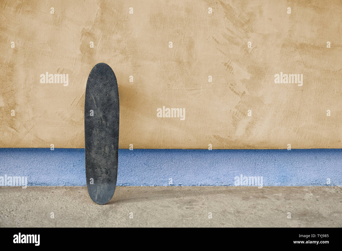 Skateboard on a wall. Used skateboard Stock Photo - Alamy
