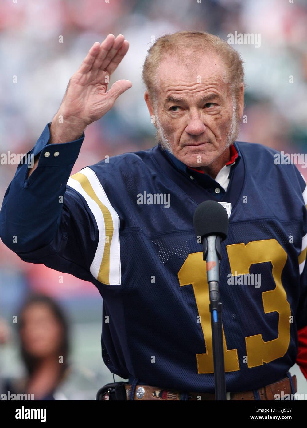 Don Maynard, hall of fame member of the New York Titans, salutes the ...