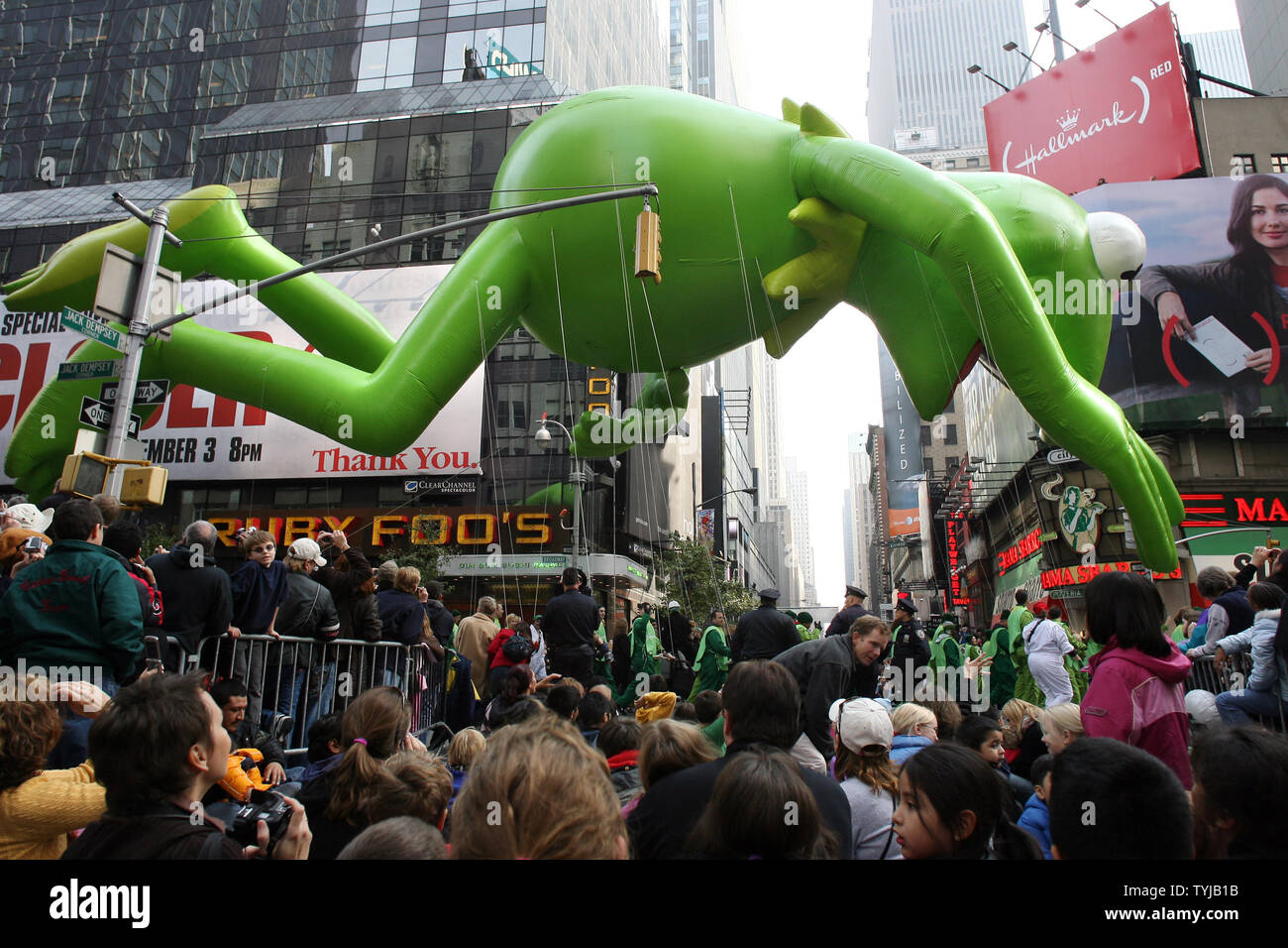 Macys thanksgiving day parade kermit hi-res stock photography and ...