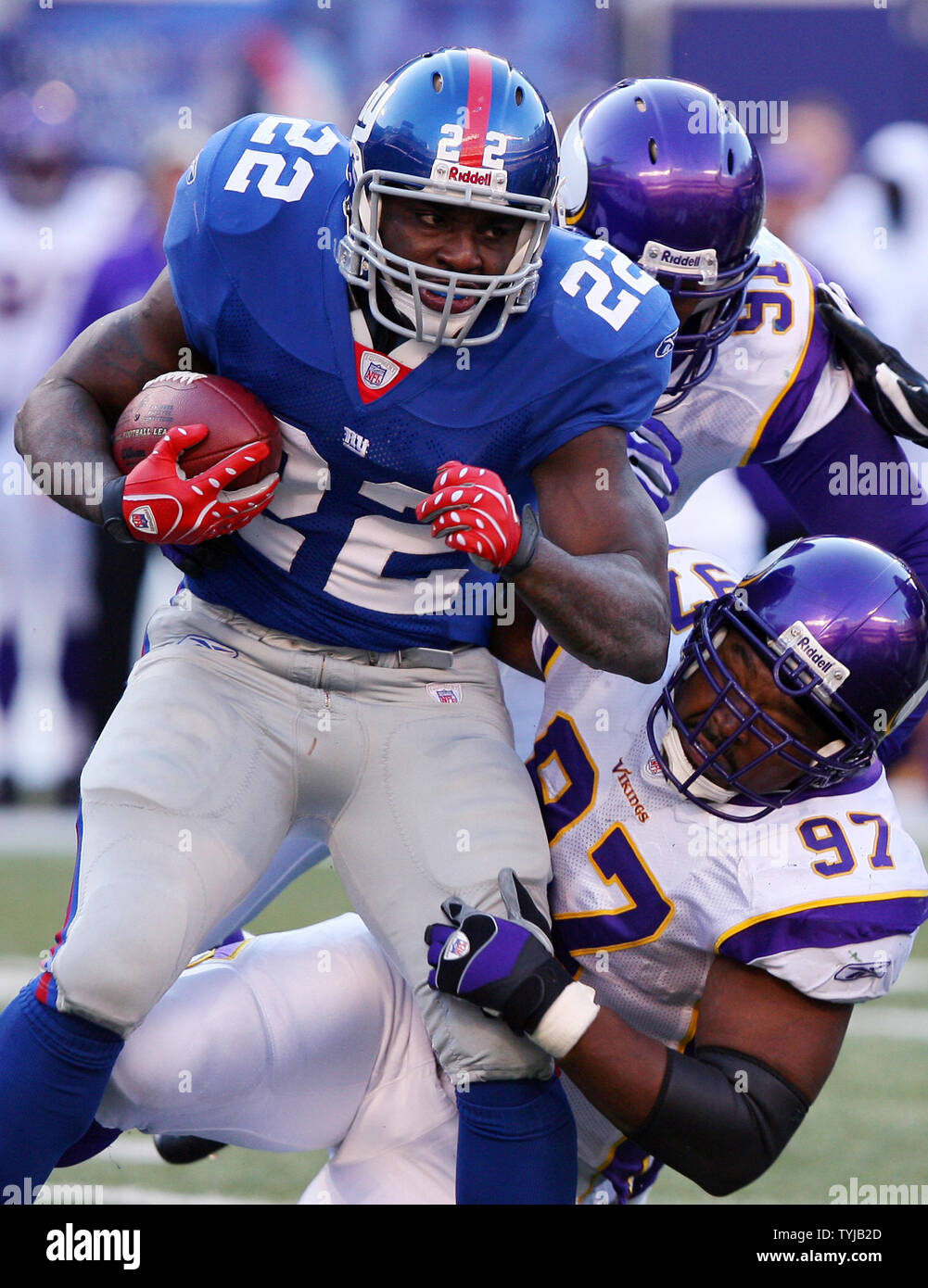 New York Giants runningback Reuben Droughns tries to break the tackle ...
