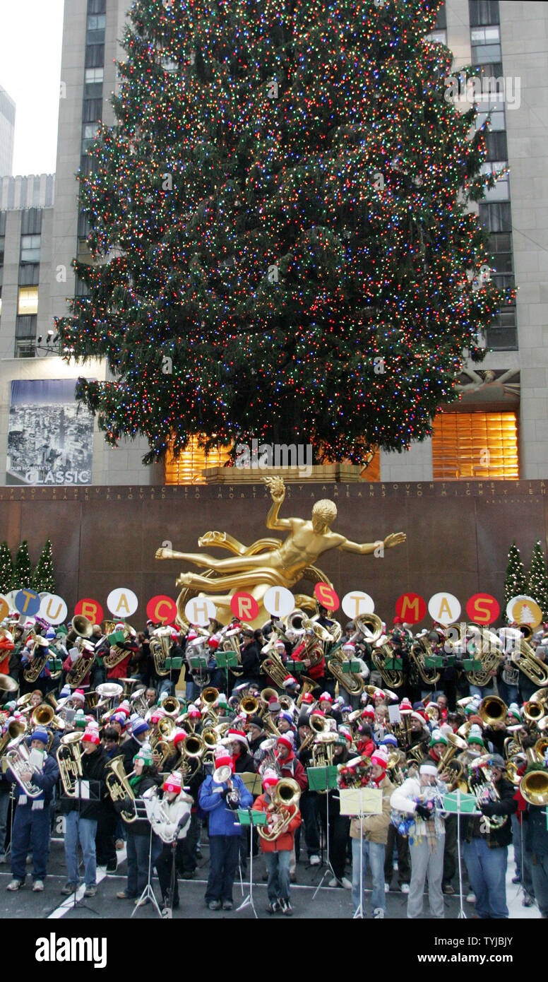 Four hundred and sixty-three tuba players assemble below the giant ...
