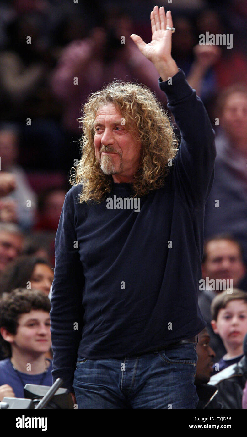 Robert Plant waves to the crowd while the New York Knicks play the ...