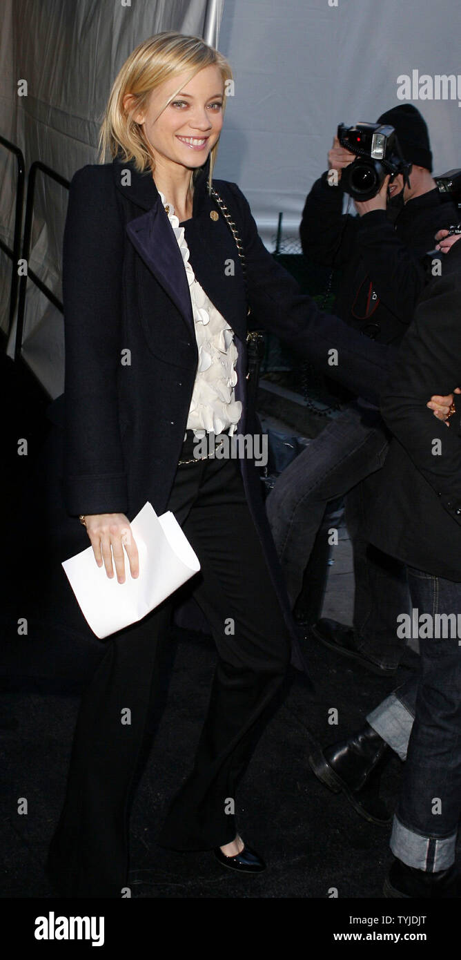 Amy smart mercedes benz fashion hi-res stock photography and images - Alamy