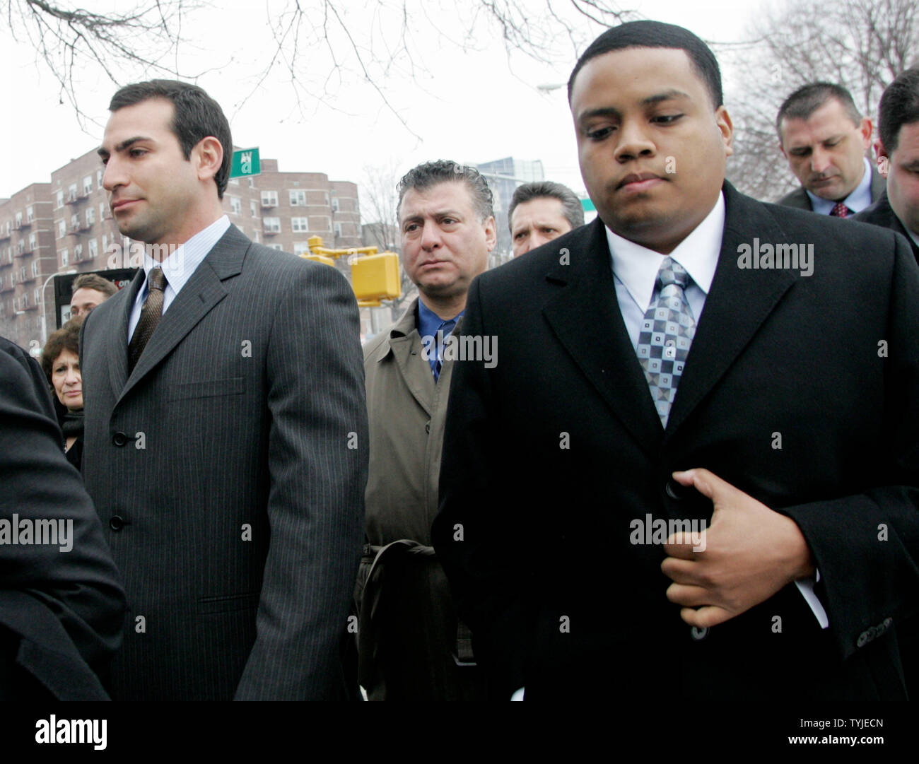 New York City Police officers Michael Oliver (L) and Gesard Isnora (R ...