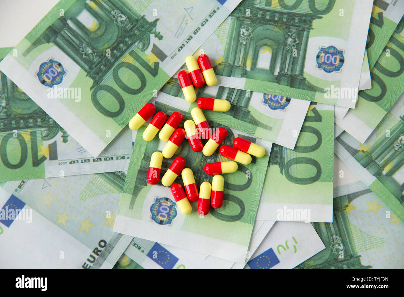 Pills money drug trafficking hi-res stock photography and images - Alamy