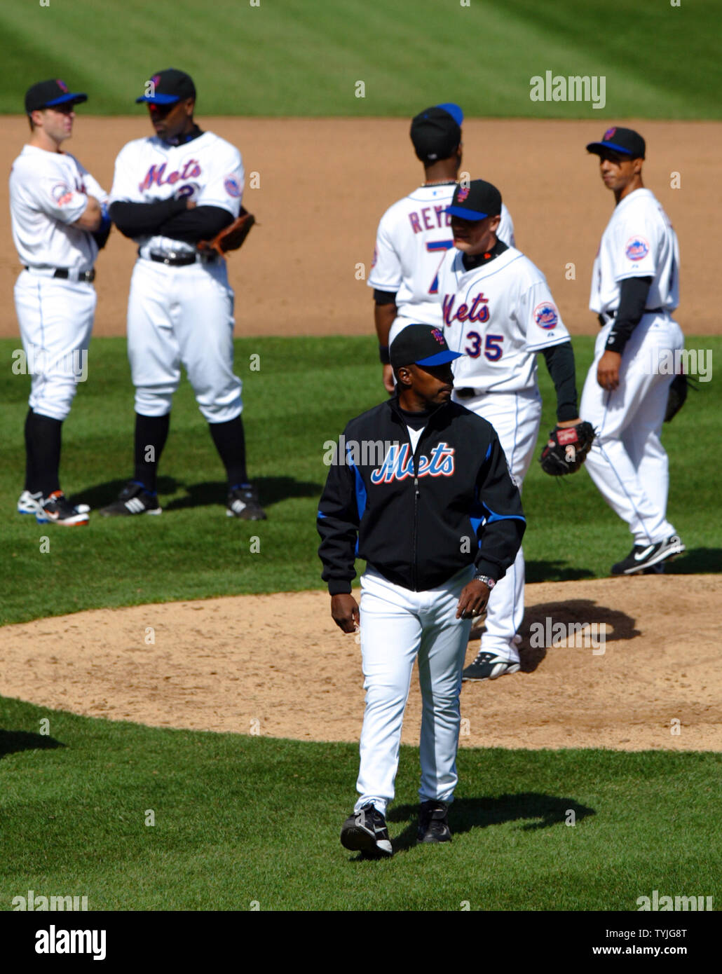 New York Mets manager Willie Randolph walks away from relief pitcher ...