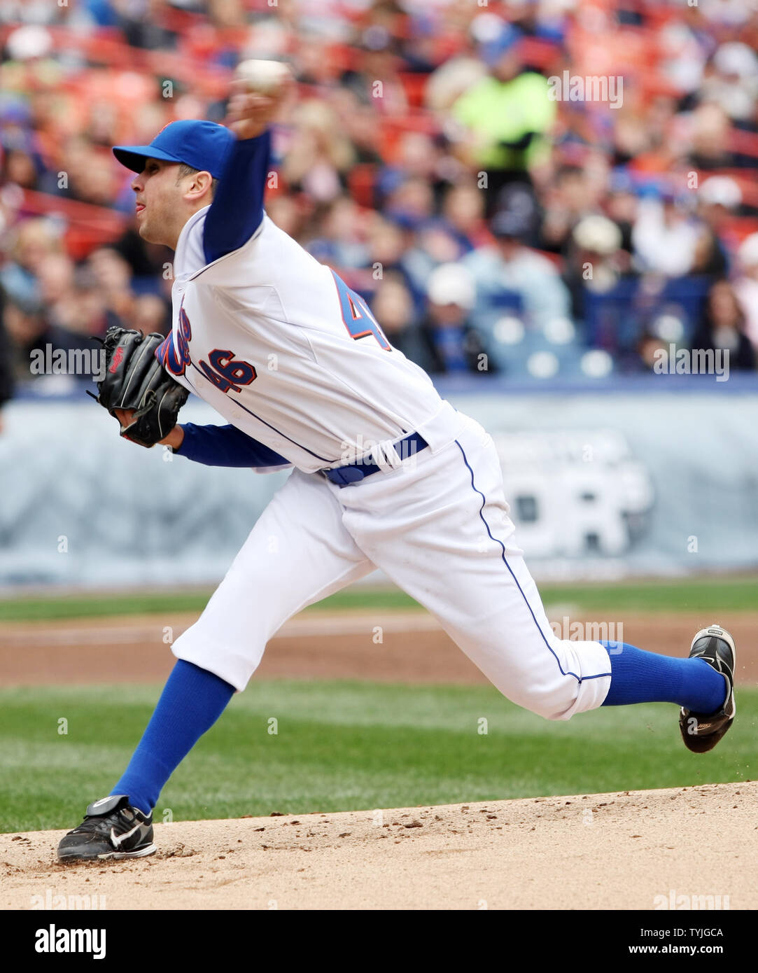 New York Mets starting pitcher Oliver Perez throws a pitch in the ...