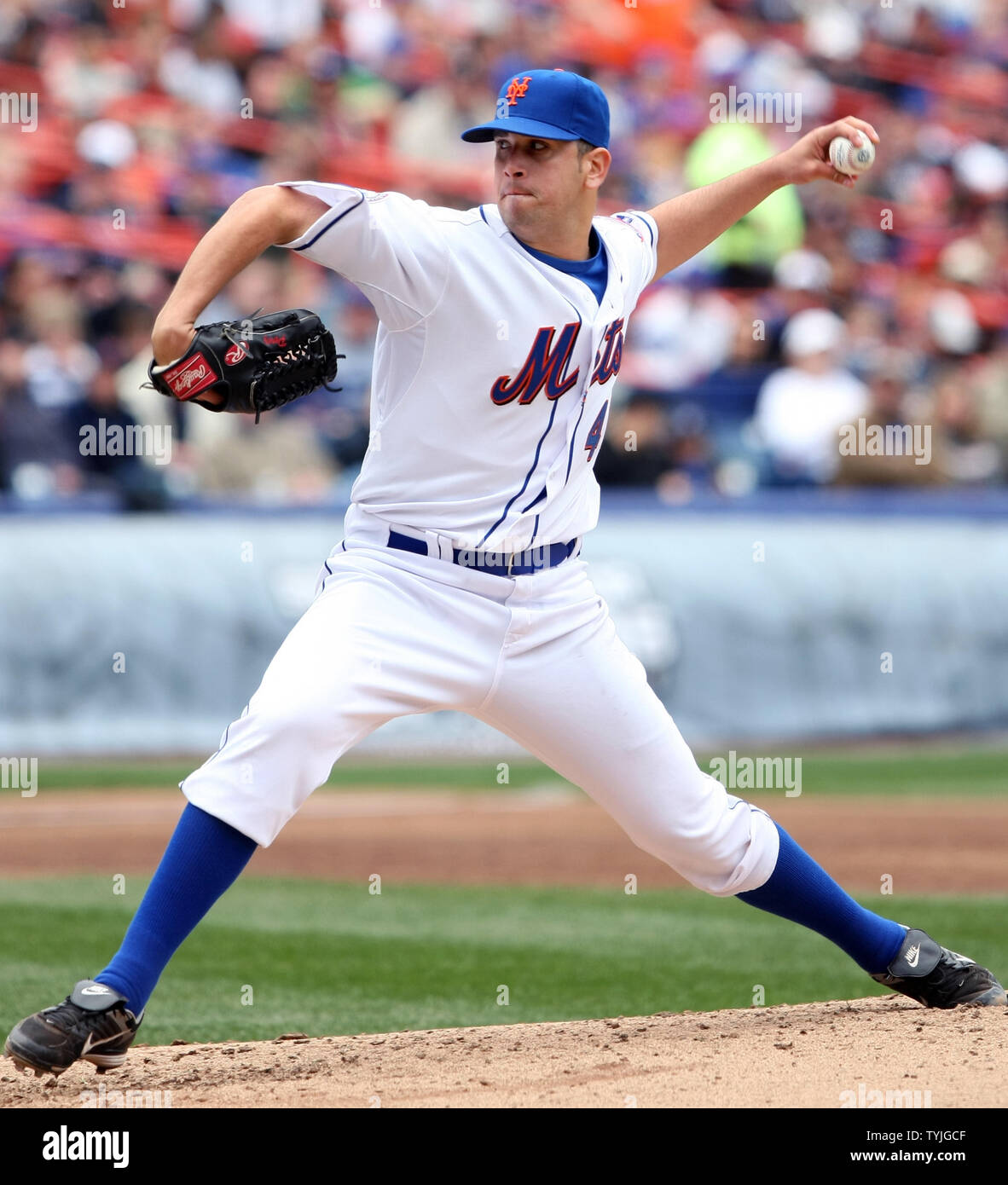 New York Mets starting pitcher Oliver Perez throws a pitch in the ...