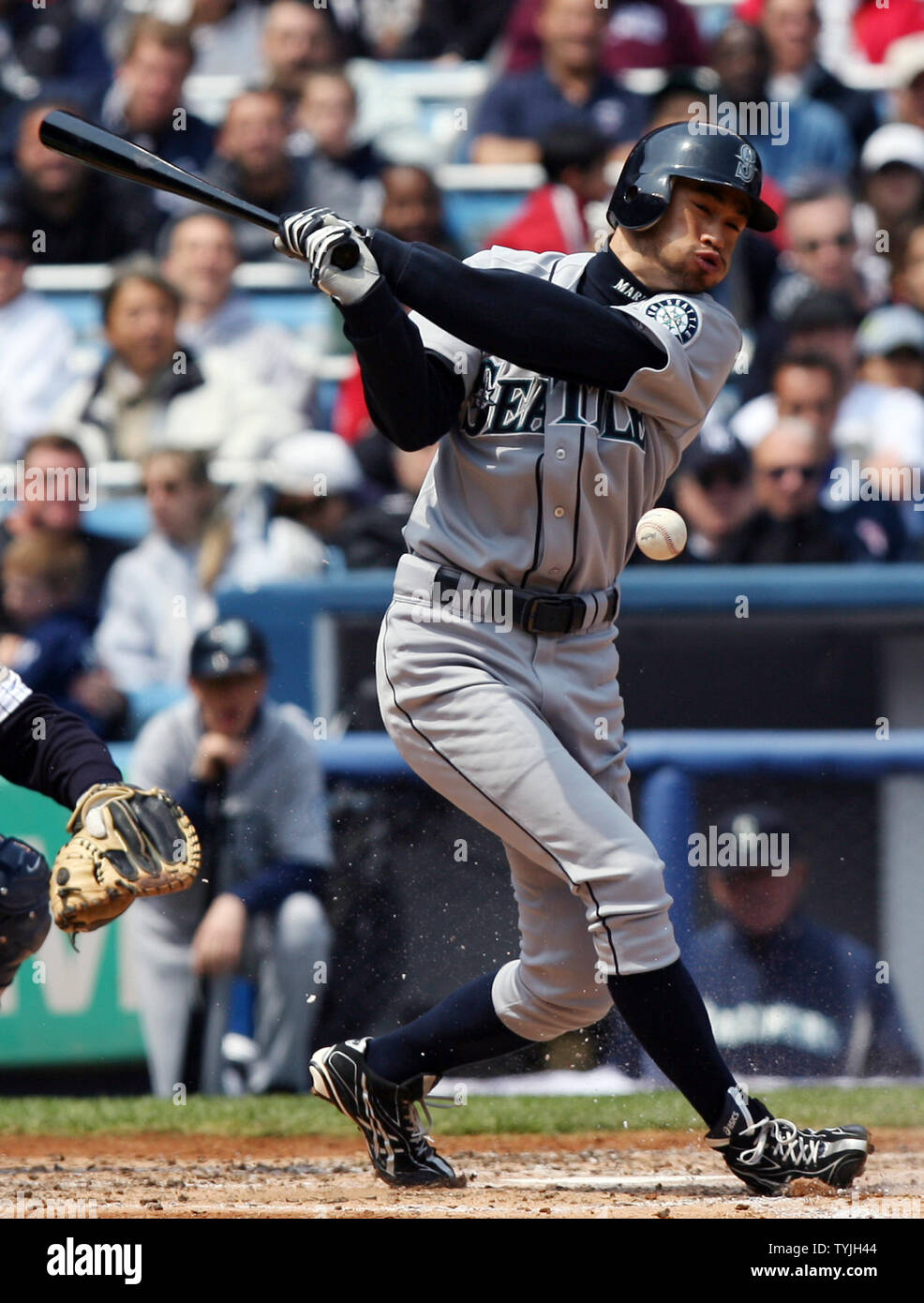 Seattle mariners ichiro suzuki swing hi-res stock photography and ...