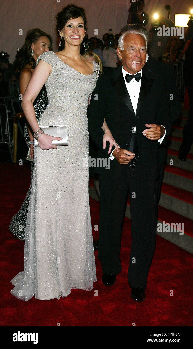Julia Roberts and Georgio Armani arrive at the Metropolitan Museum of ...