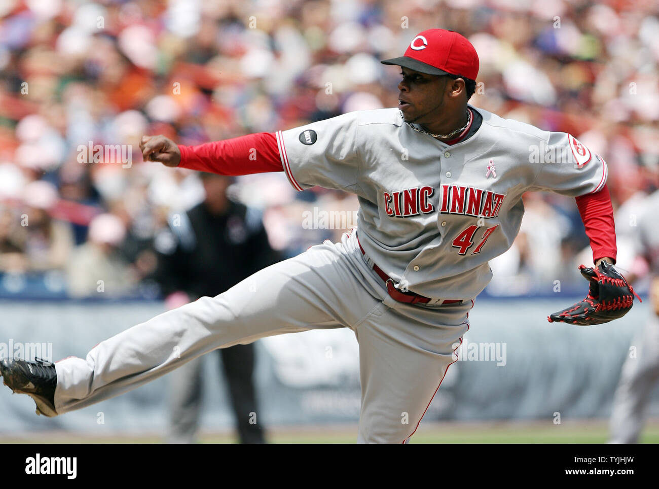 Cincinnati Reds starting pitcher Johnny Cueto throws a pitch in the ...