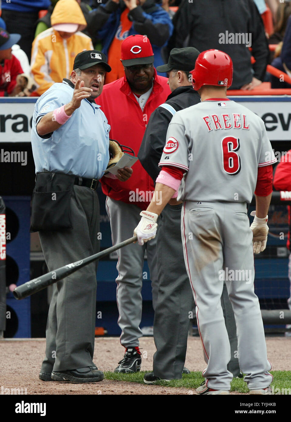 Cincinnati Reds Manager Dusty Baker and Ryan Freel (6) watch home plate ...