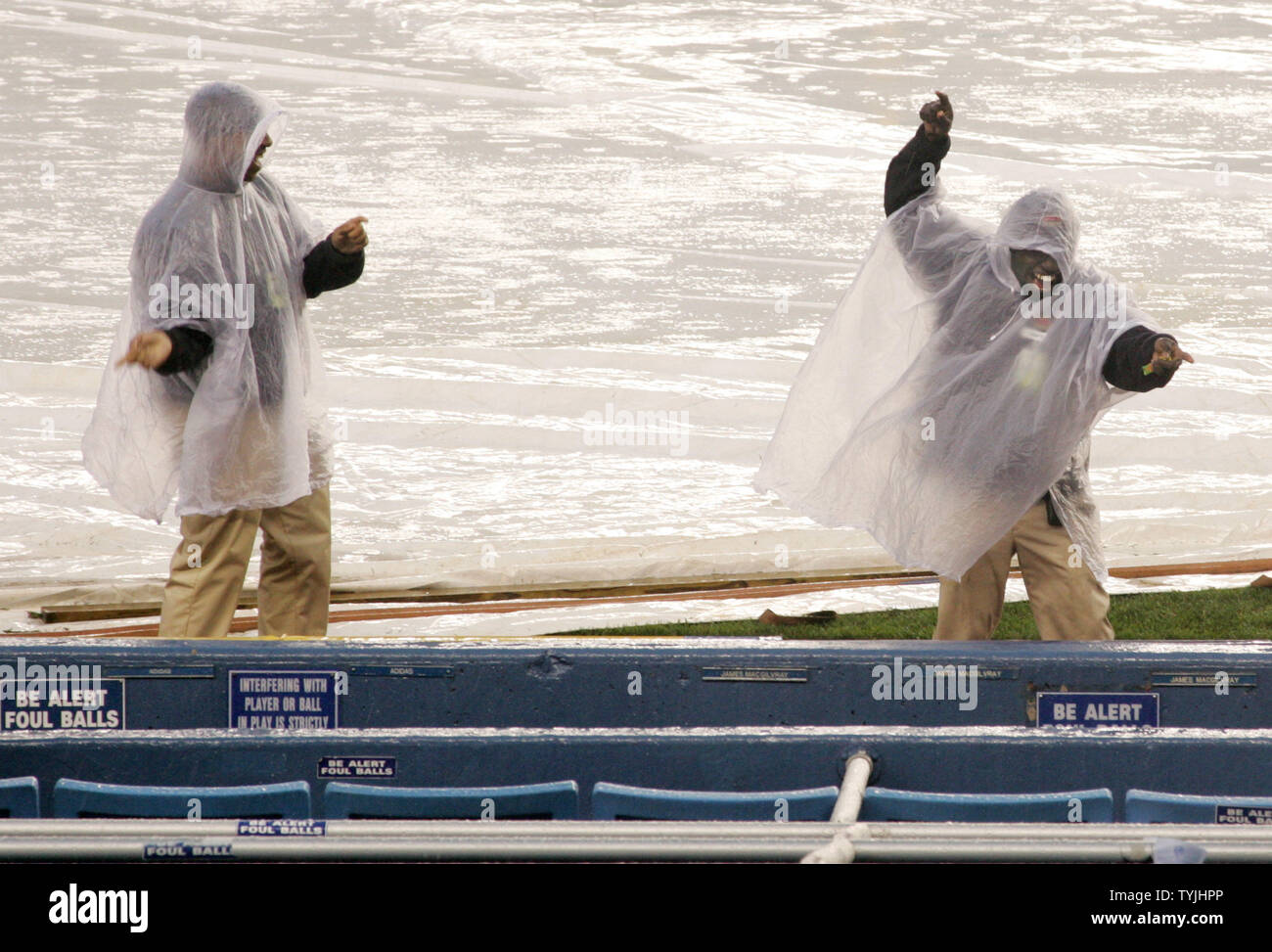 Stadium employees react to the announcement that the New York Mets vs ...