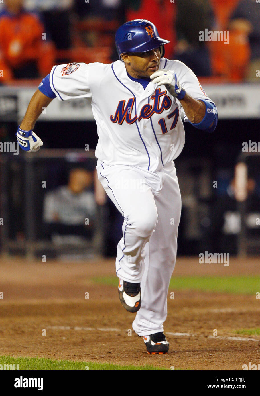 The New York Mets Fernando Tatis runs to first base after he drives in ...