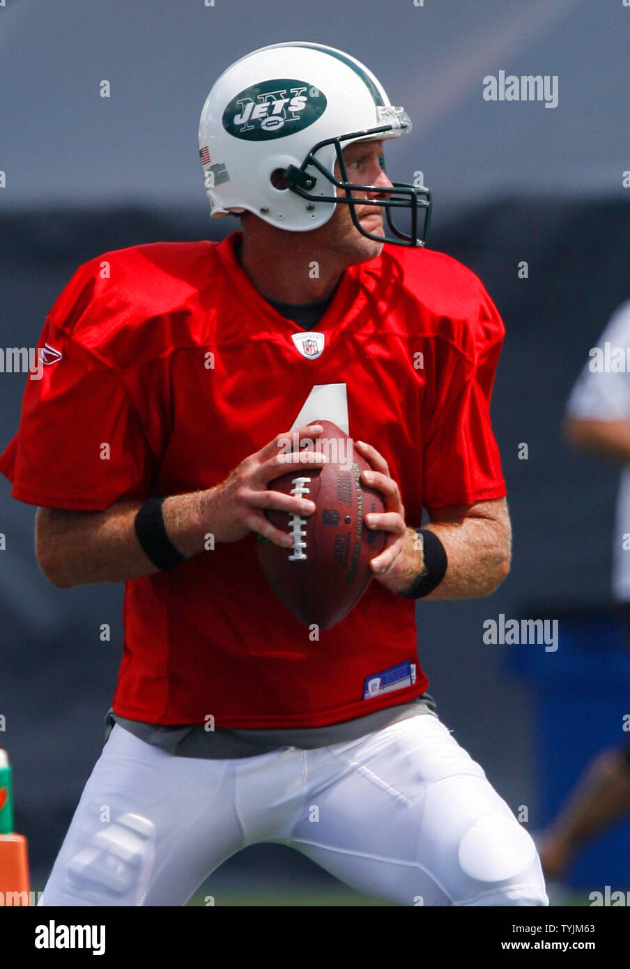 Brett Favre prepares to throw a pass at New York Jets training camp on ...