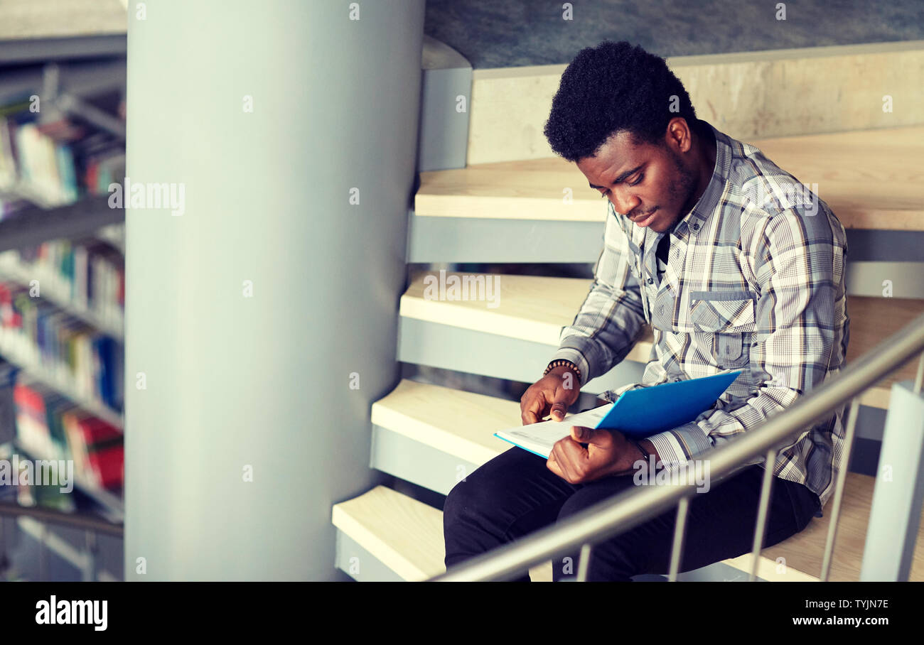 African boy reading book library hi-res stock photography and images ...
