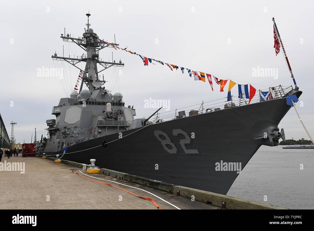 ORLEANS, La. (Nov. 11, 2016) The Arleigh-Burke class destroyer USS ...