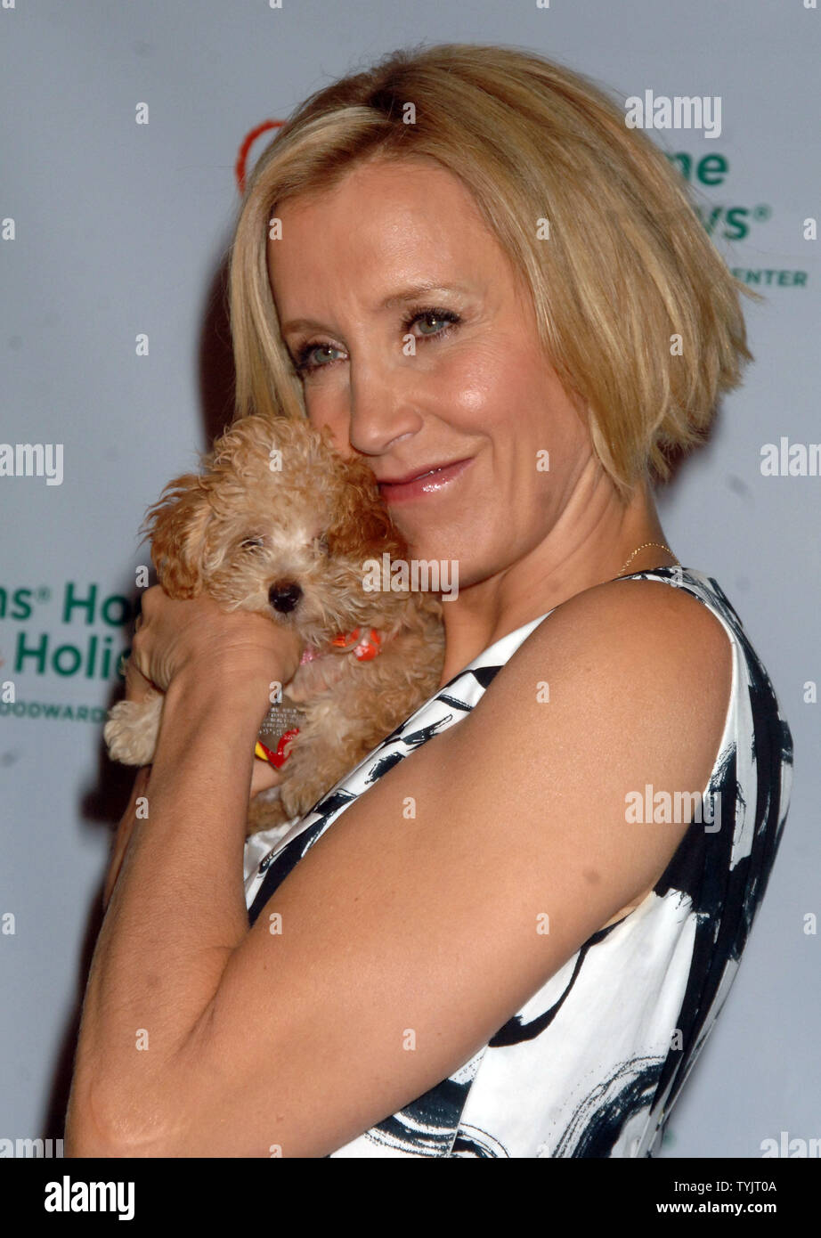 Actress Felicity Huffman, of the TV series Desperate Housewives, helps ...