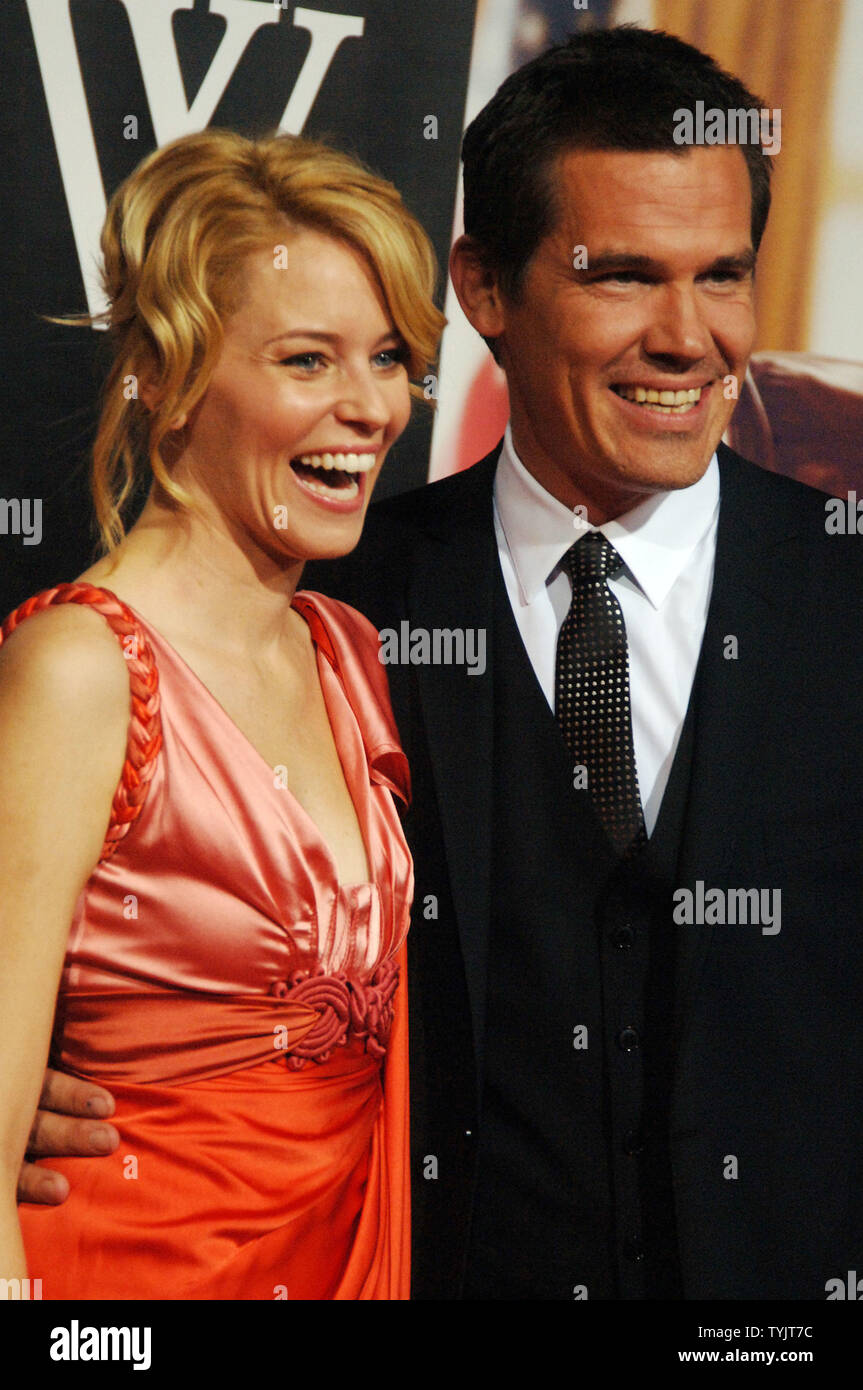 Actress Elizabeth Banks, who portrays First Lady Laura Bush, and actor ...