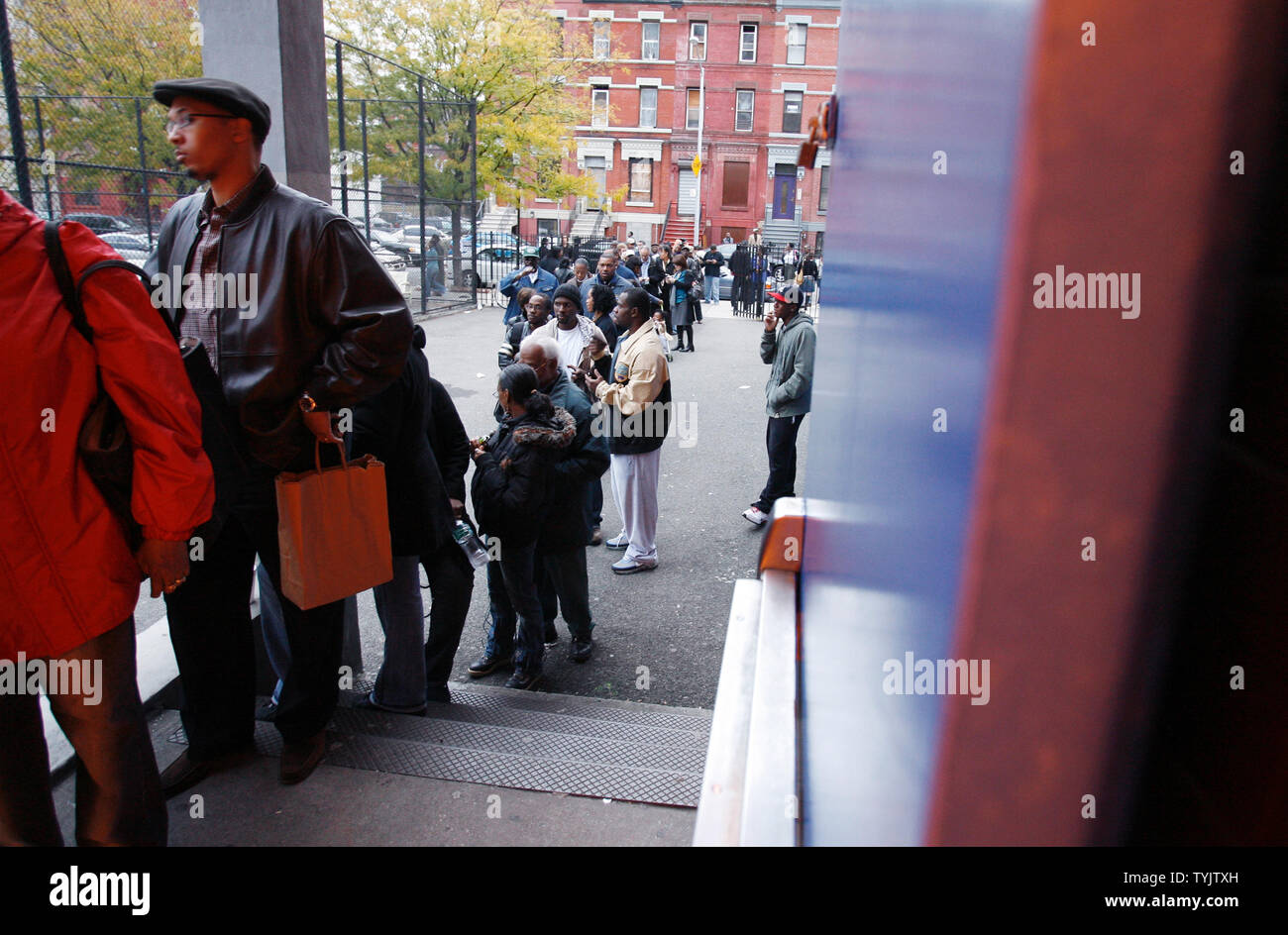 Citizens of the United States of America wait on long lines to vote in ...