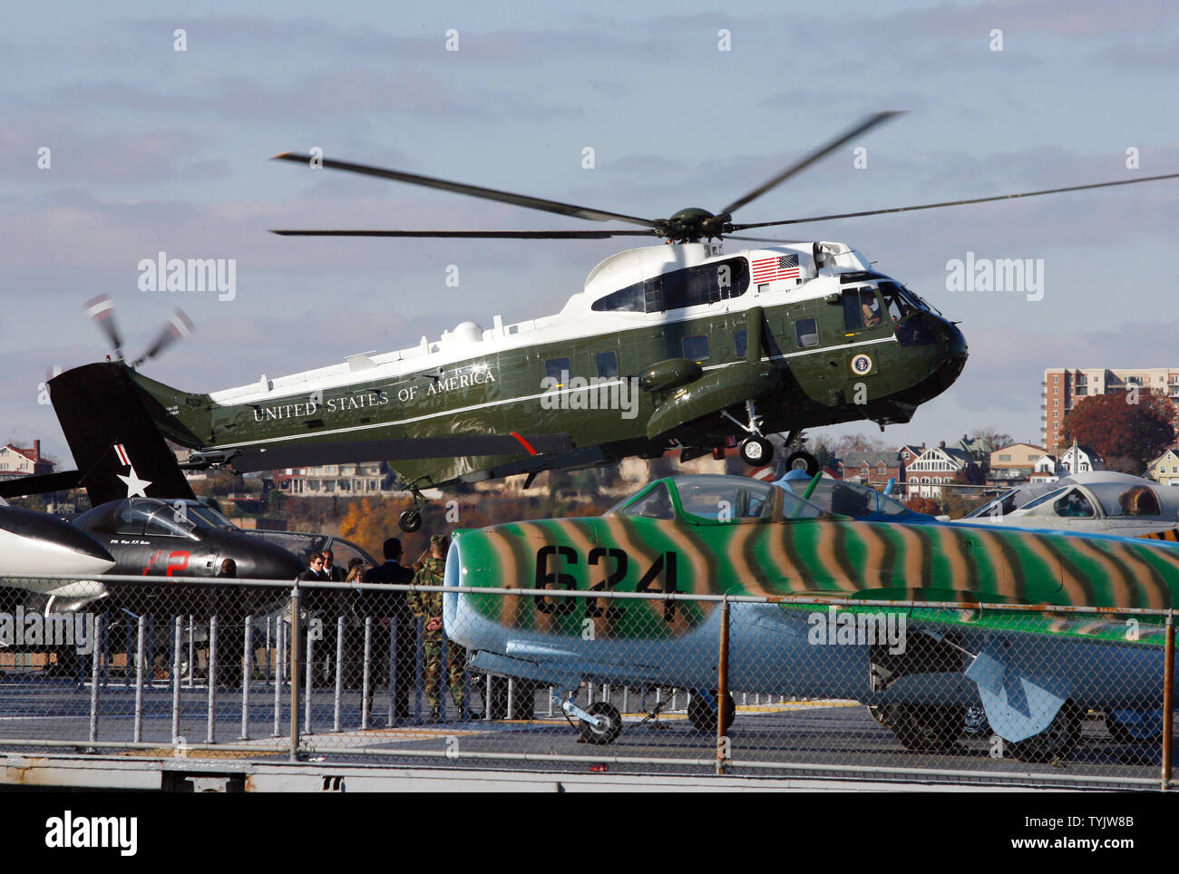 Marine One carrying U.S. President George W. Bush arrives for a Veteran ...