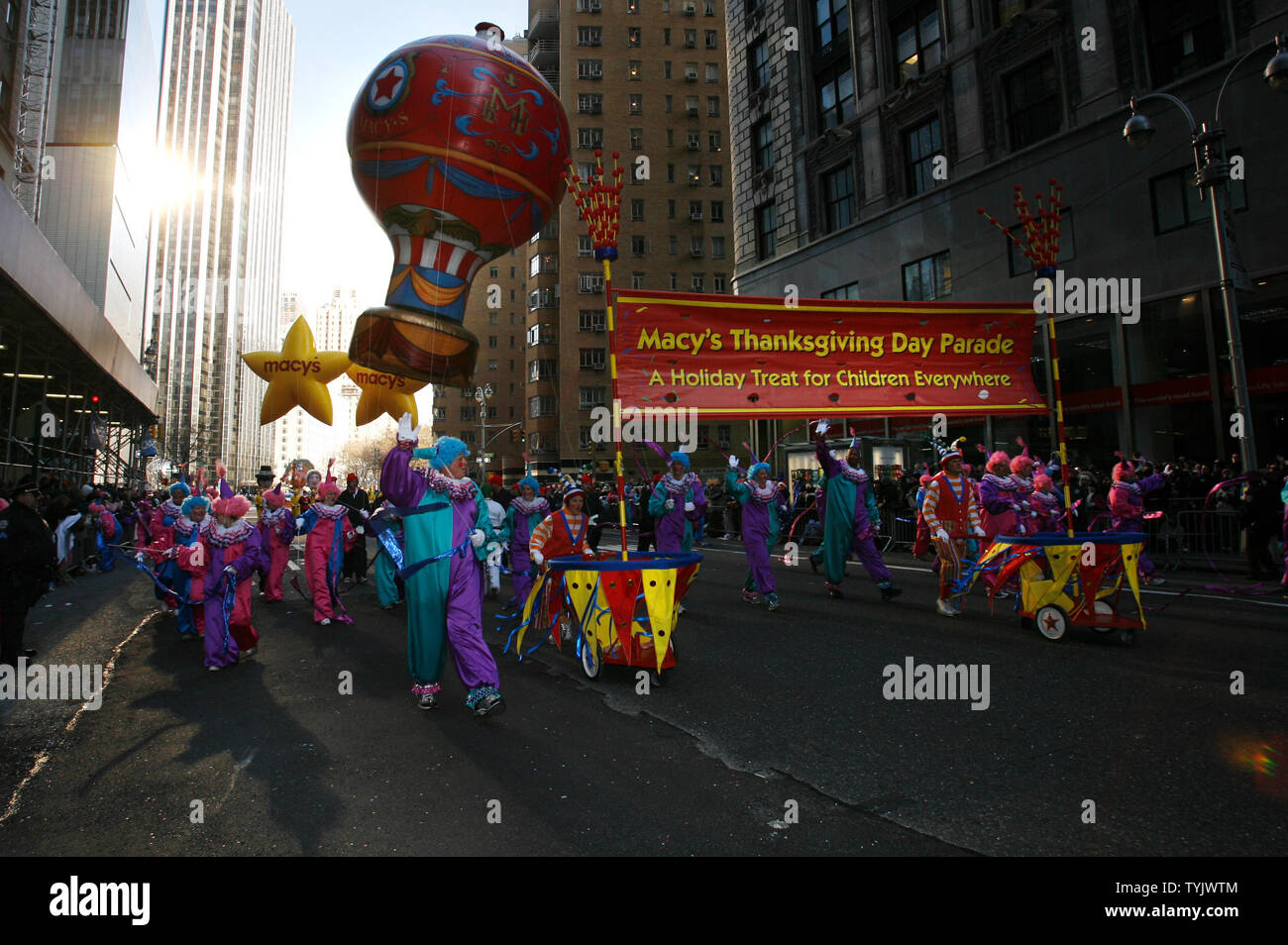 Thanksgiving parade clowns new york hi-res stock photography and images ...