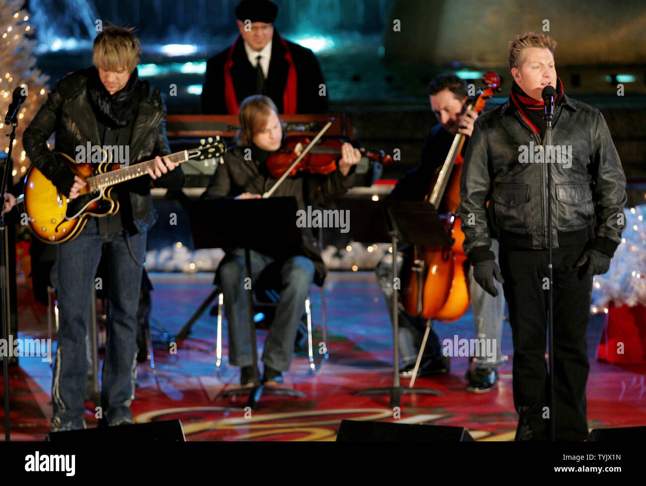 2008 rockefeller center christmas tree hi-res stock photography and ...