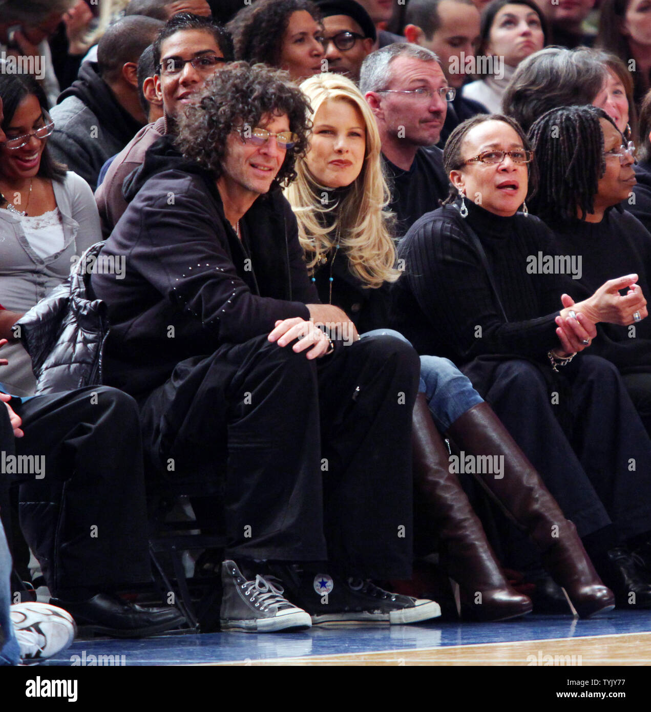 Howard Stern and Beth Ostrosky watch the New York Knicks play the ...
