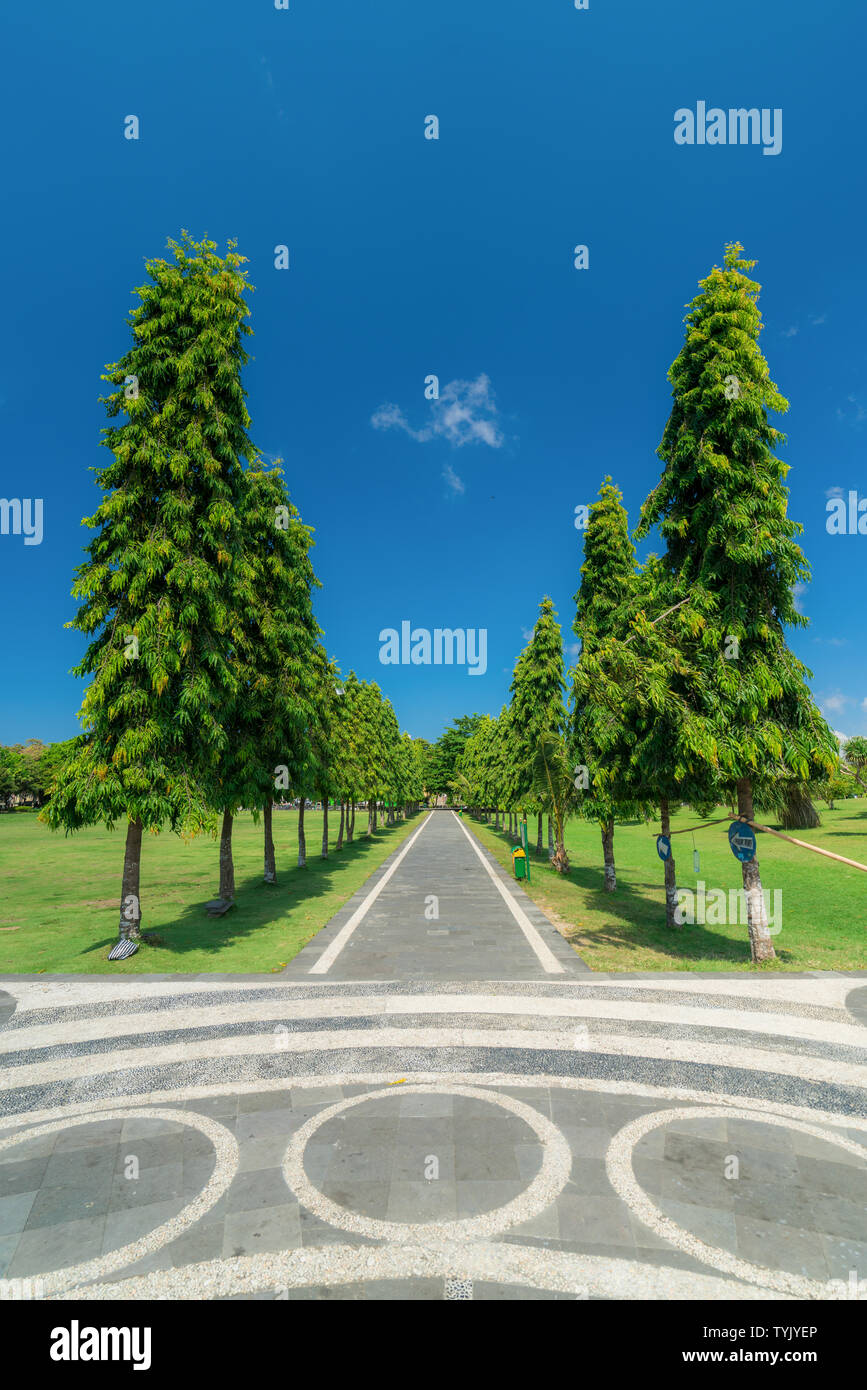 Symmetrical streets hi-res stock photography and images - Alamy