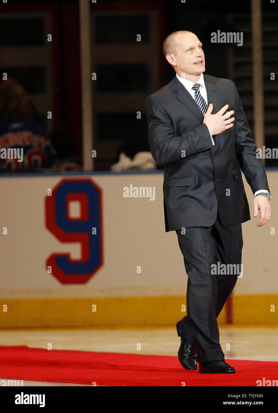 Adam Graves puts his hand on his heart before his New York Rangers ...