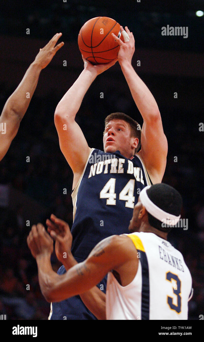 Notre Dame Fighting Irish Luke Harangody shoots a jump shot againt the ...