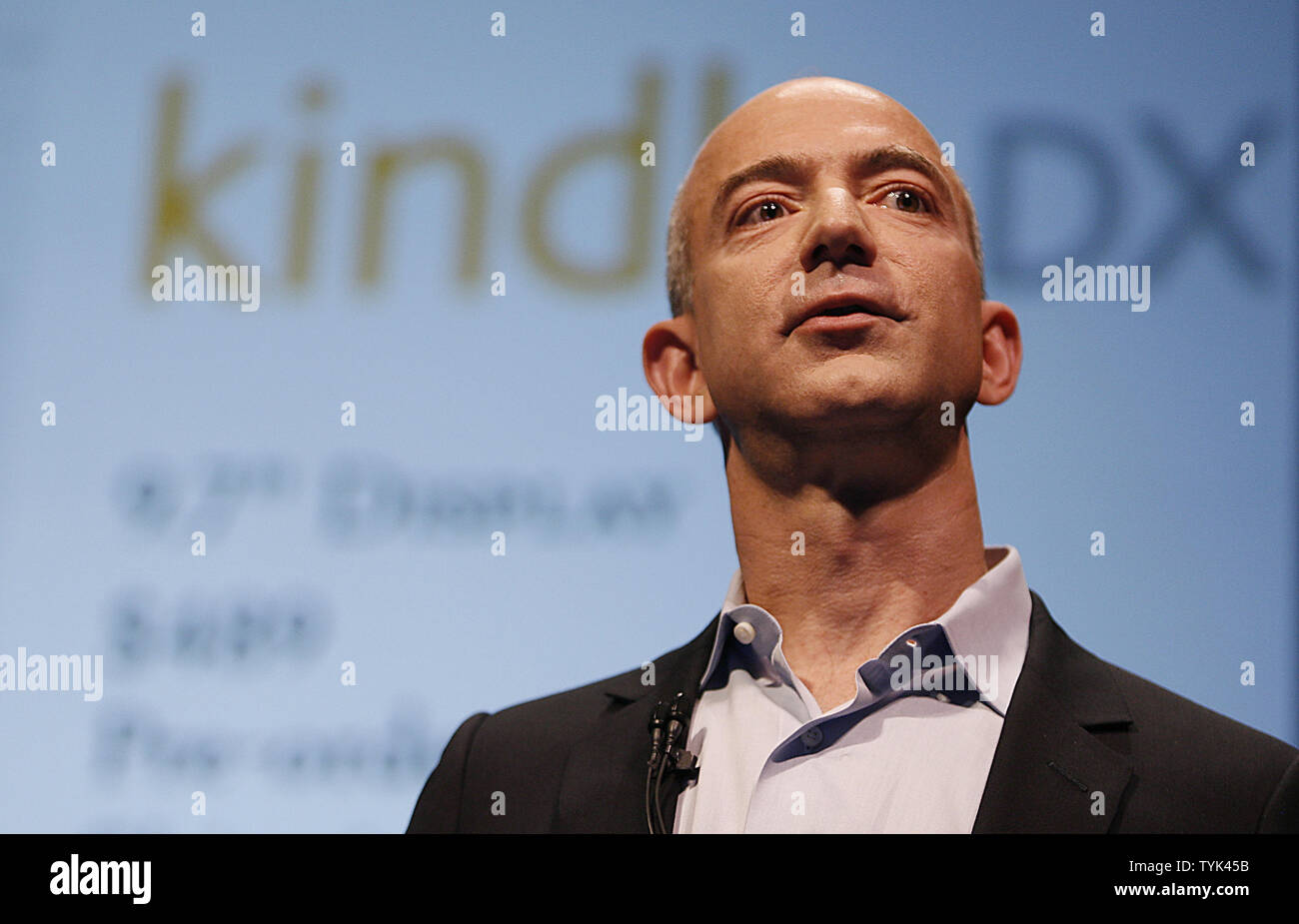 Jeff bezos reading hi-res stock photography and images - Alamy