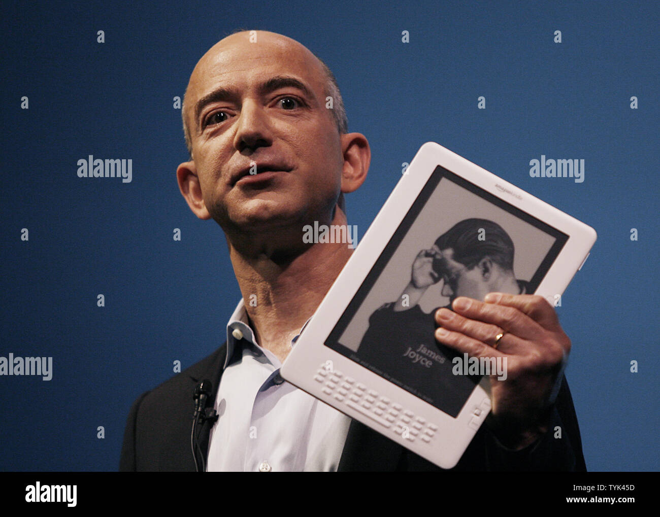 Jeff bezos reading hi-res stock photography and images - Alamy