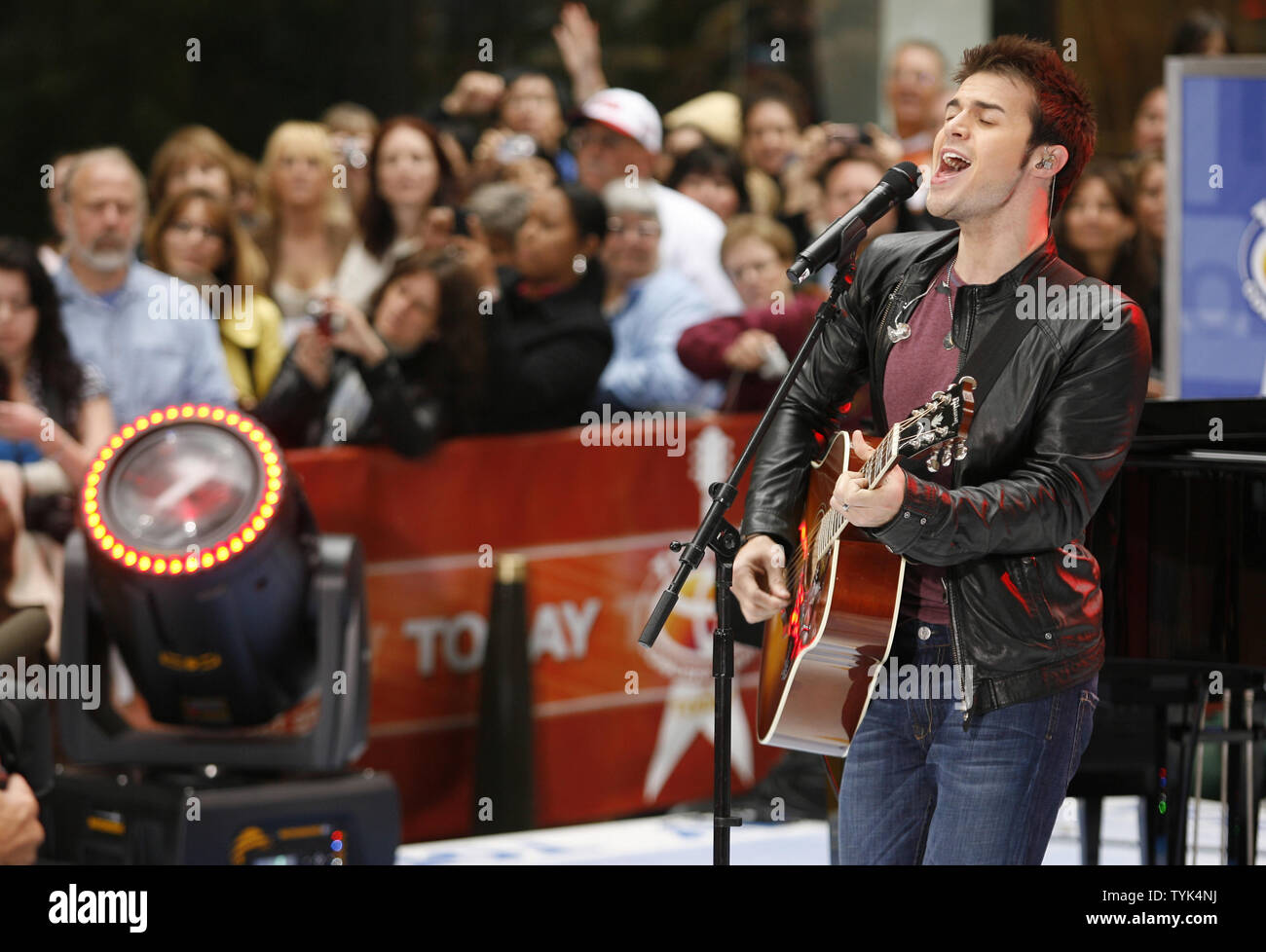 American Idol Winner Kris Allen performs on the NBC Today show live ...