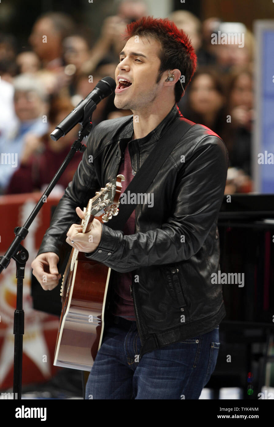 American Idol Winner Kris Allen performs on the NBC Today show live ...