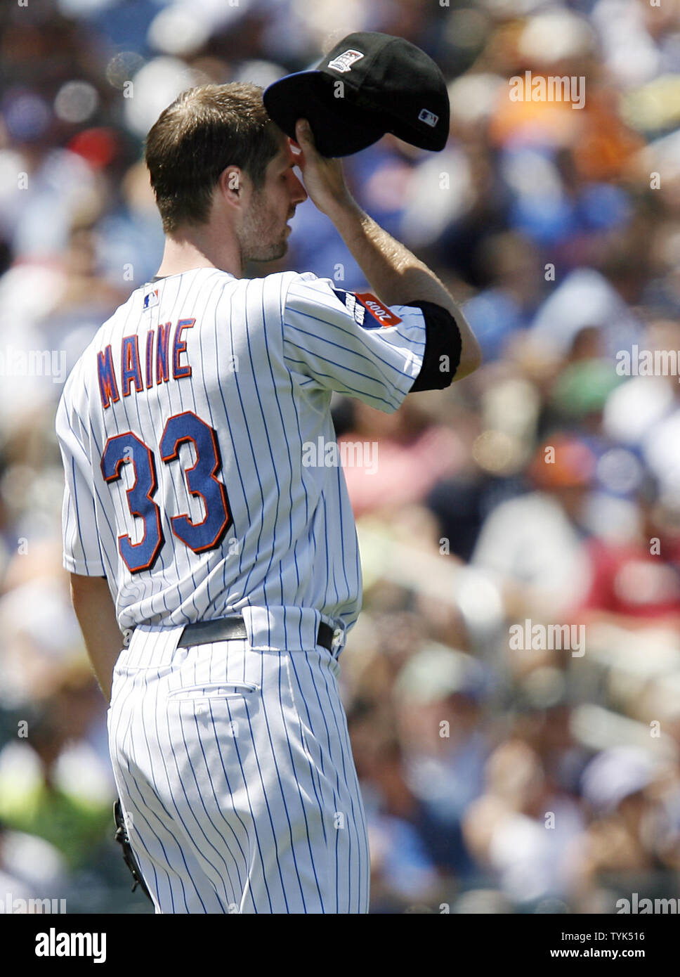 New York Mets starting pitcher John Maine takes a break between pitches ...