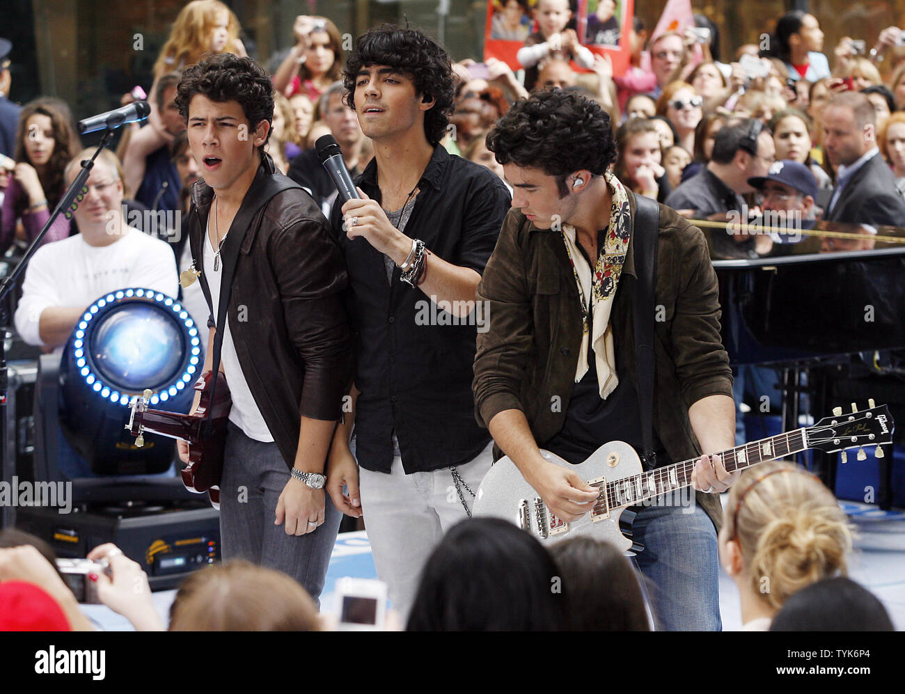 Nick, Joe and Kevin Jonas of the Jonas Brothers perform on the NBC ...