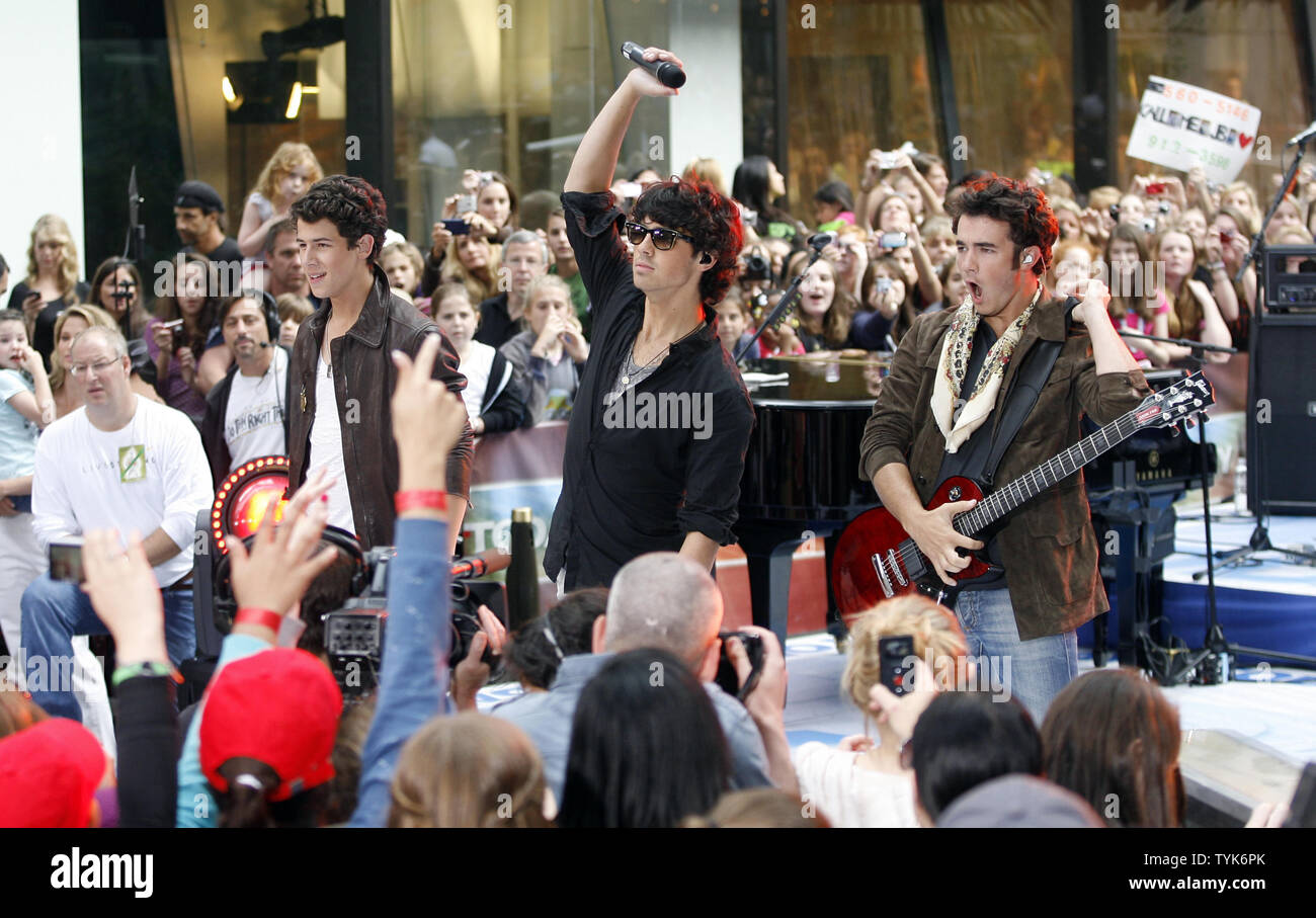 Nick, Joe and Kevin Jonas of the Jonas Brothers perform on the NBC ...
