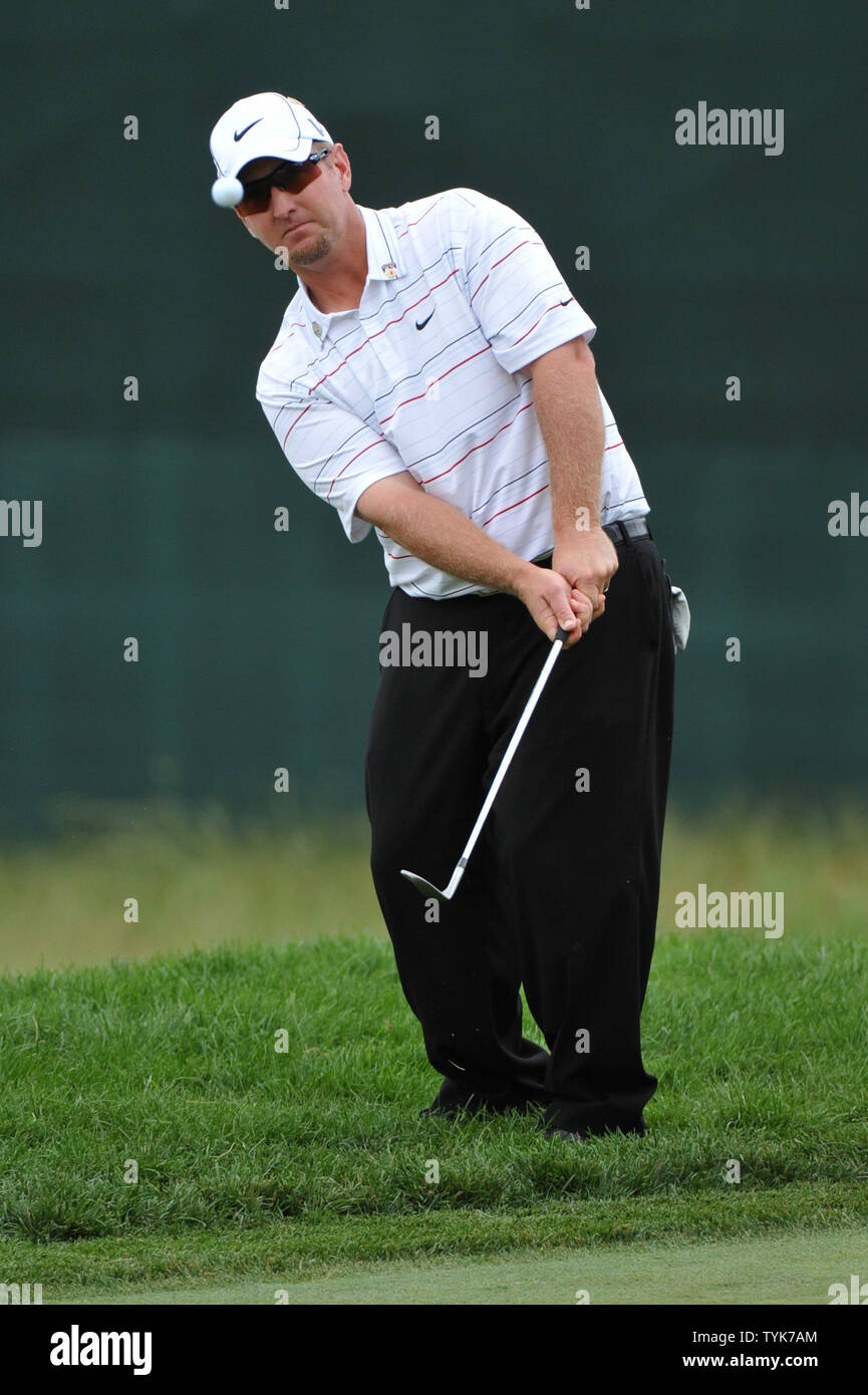 David duval chips onto green hi-res stock photography and images - Alamy