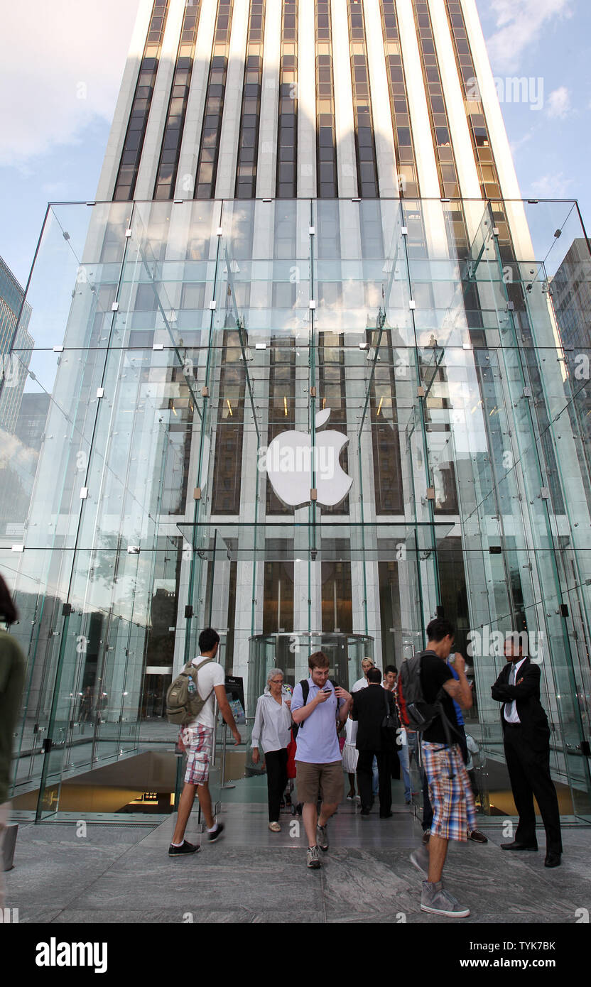 Apple customers exit and enter the Apple Store on 5th Avenue in New ...