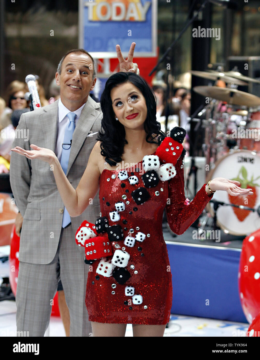 Matt Lauer puts up the peace sign behind Katy Perry after her ...