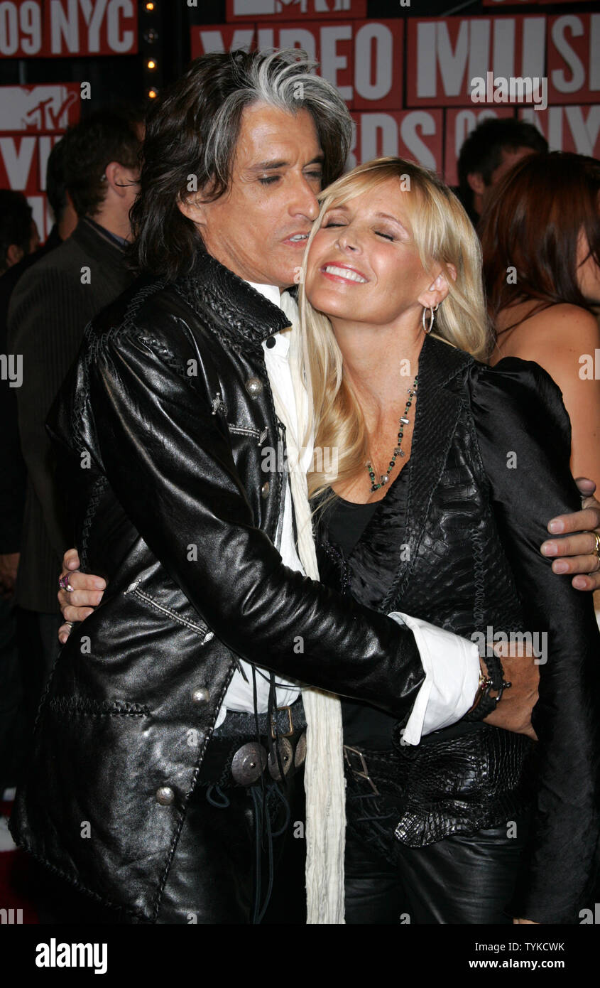 Joe Perry arrives for the MTV Video Music Awards at Radio City Music ...