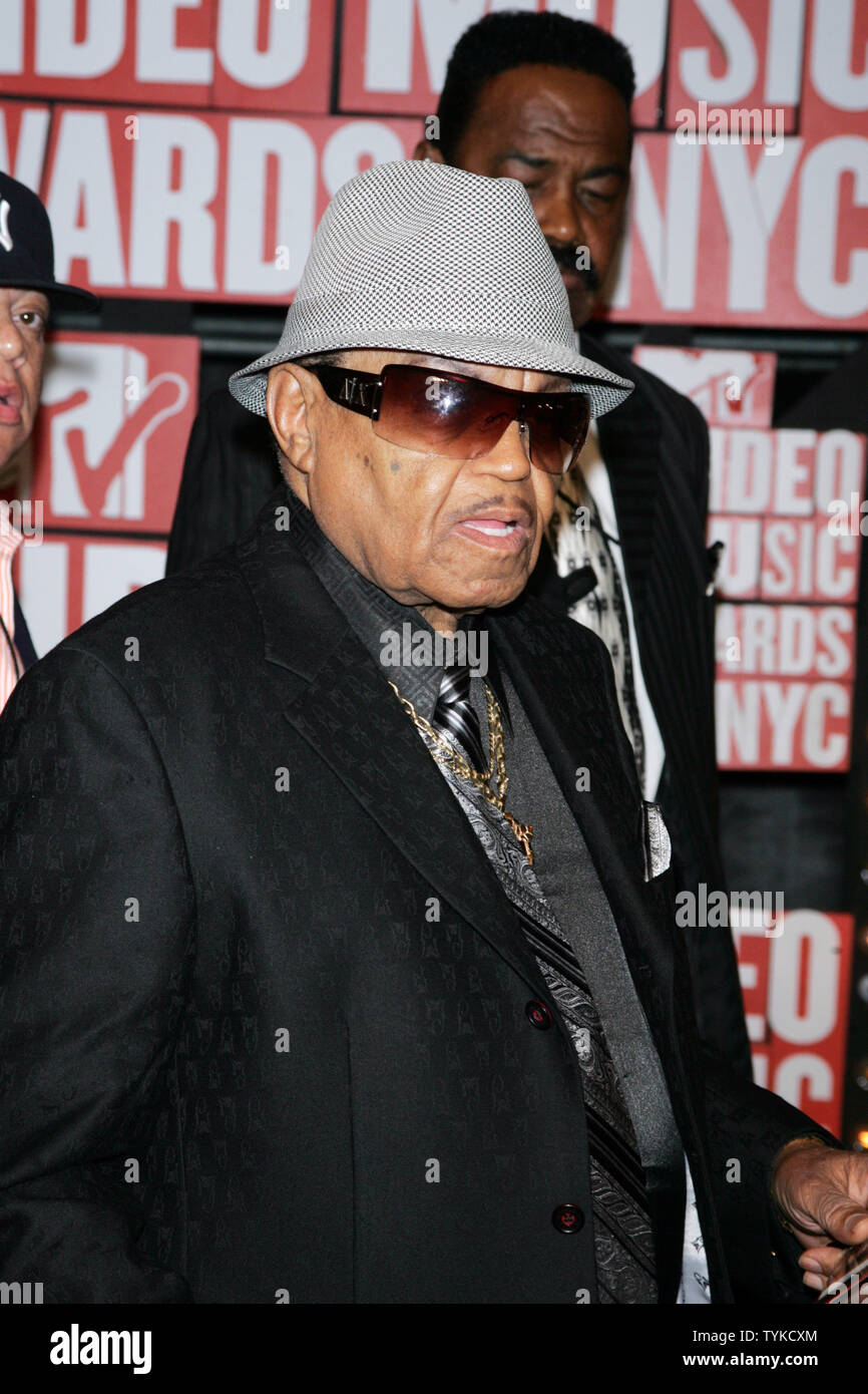 Joe Jackson arrives for the MTV Video Music Awards at Radio City Music ...