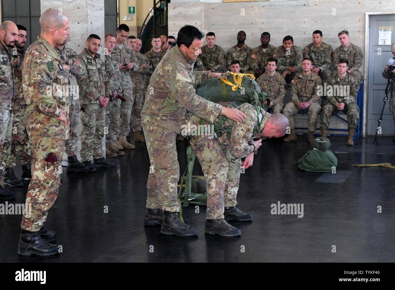 Italian soldiers from Folgore Brigade, brief U.S. Army paratroopers ...