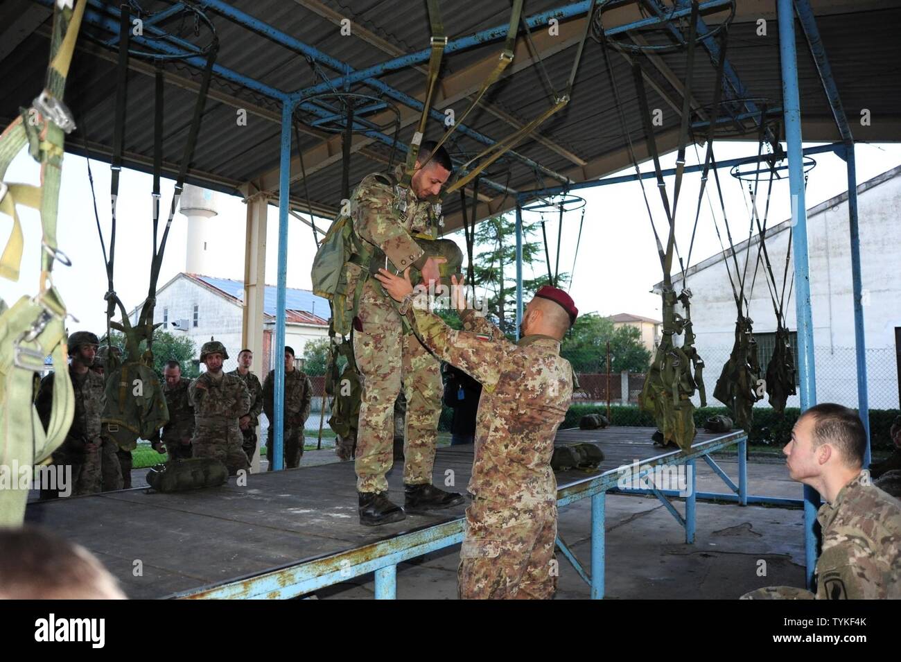 Italian soldiers from Folgore Brigade, brief U.S. Army paratroopers ...