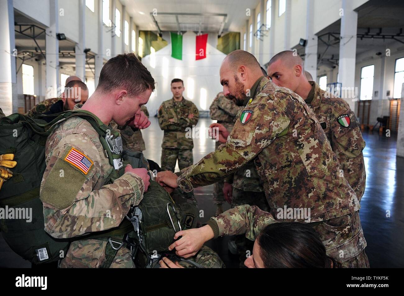 Italian soldiers from Folgore Brigade, brief U.S. Army paratroopers ...