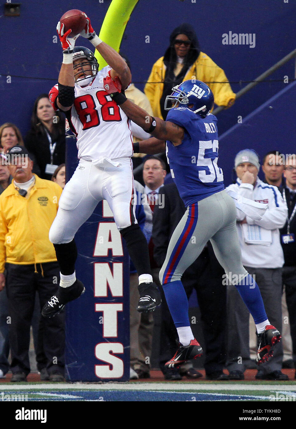 Atlanta Falcons Tony Gonzalez catches an 11 yard touchdown pass which ...