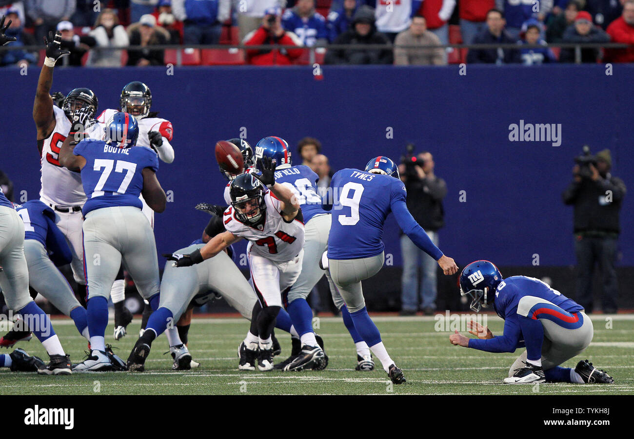 New York Giants Lawrence Tynes kicks a 36 yard field goal in overtime ...