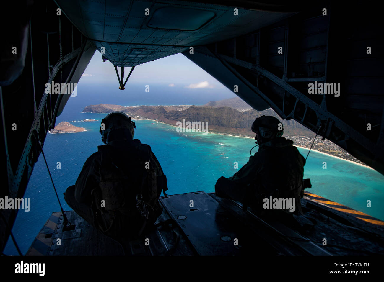CH-53E Super Stallion crew chiefs with Marine Heavy Helicopter Squadron ...
